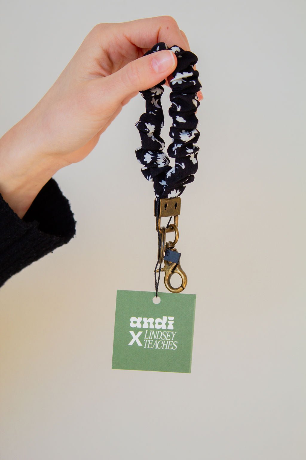 Onyx Floral Keychain – ANDI